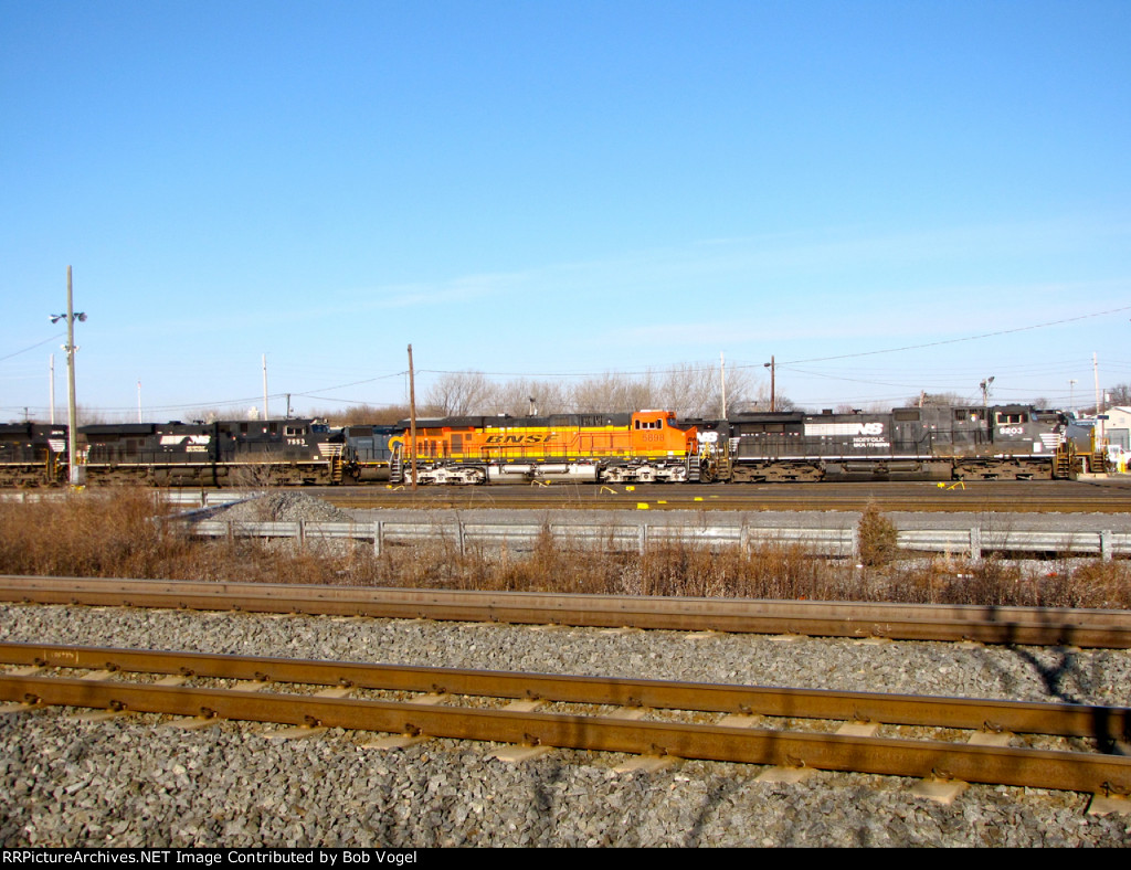 NS 7553, BNSF 5898, NS 9203